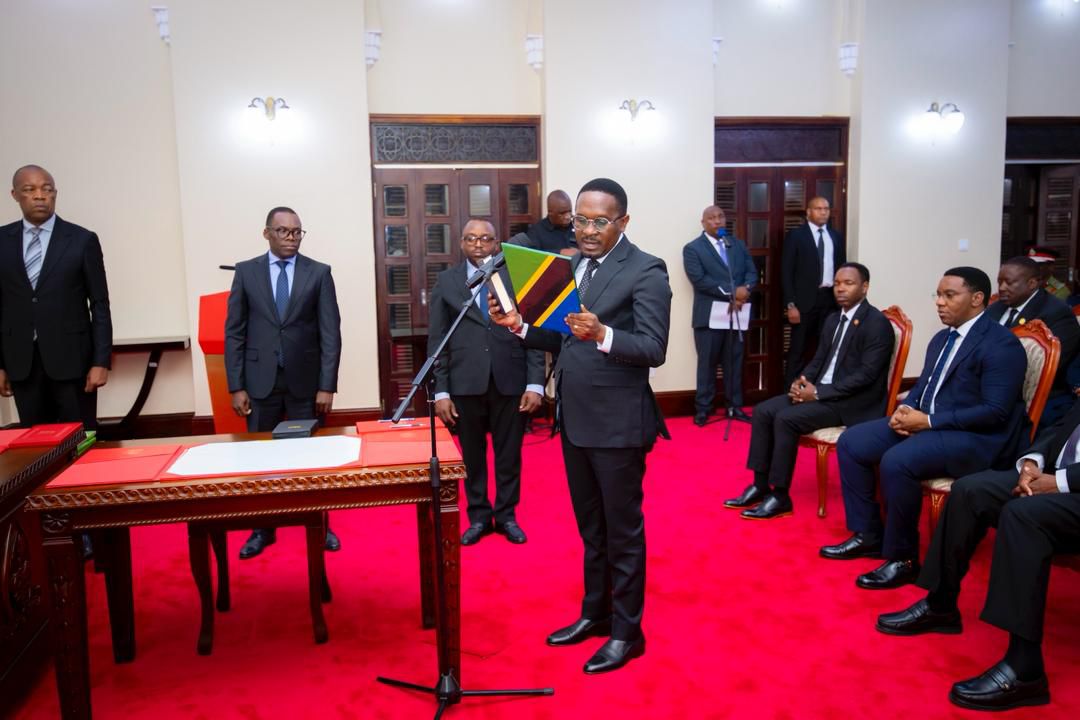 RAIS SAMIA AWAAPISHA VIONGOZI MBALIMBALI ALIOWATEUA - habari mpya leo ...